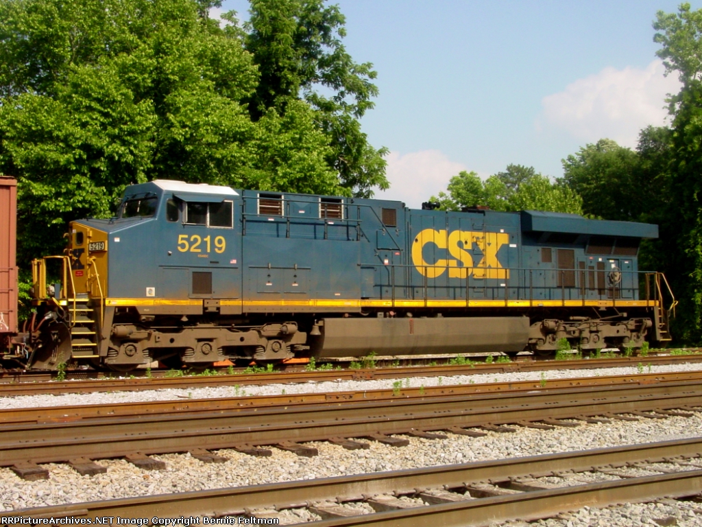 CSX 5219 tied down in the yard
